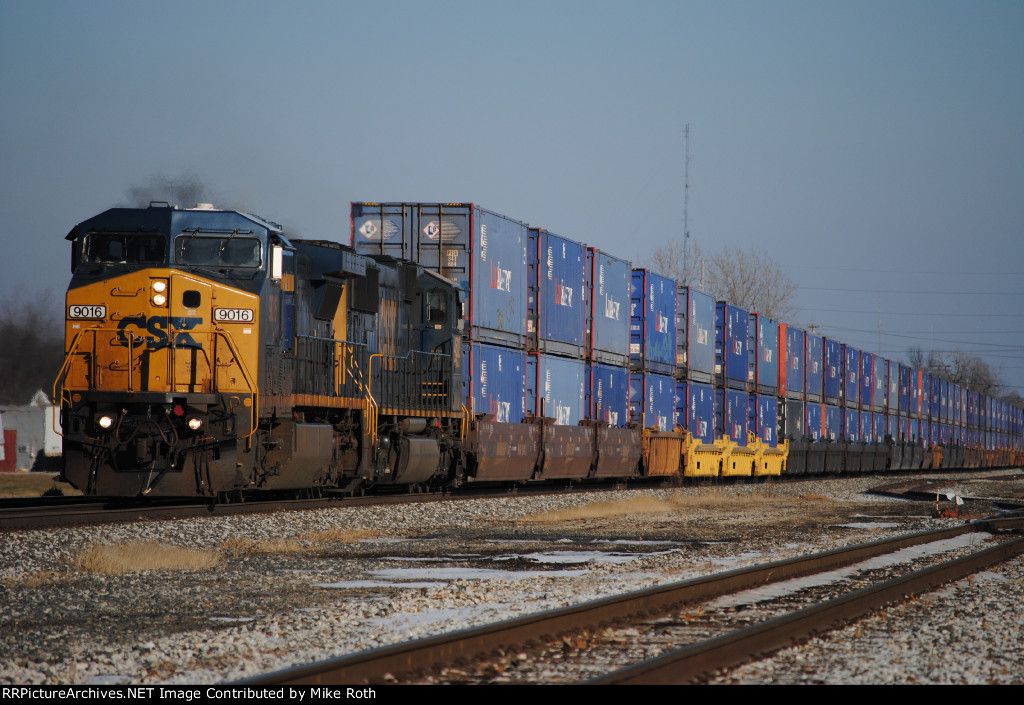CSX 9016 pulls a massive string of Pacer stacks westbound